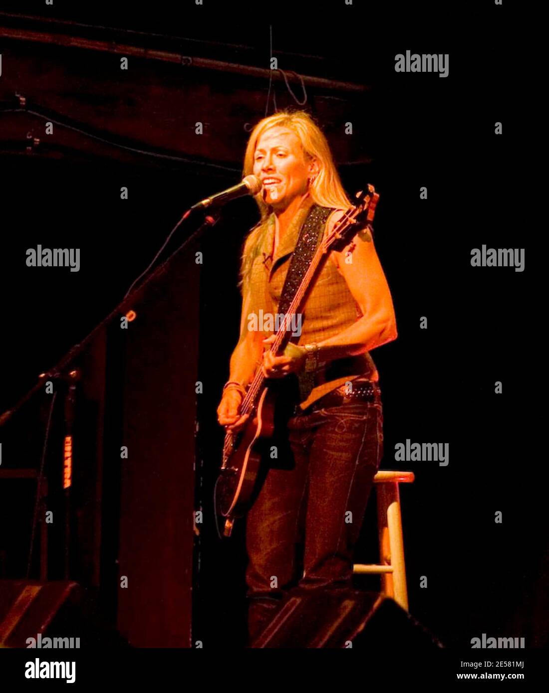 Sheryl crow guitar hi-res stock photography and images - Alamy