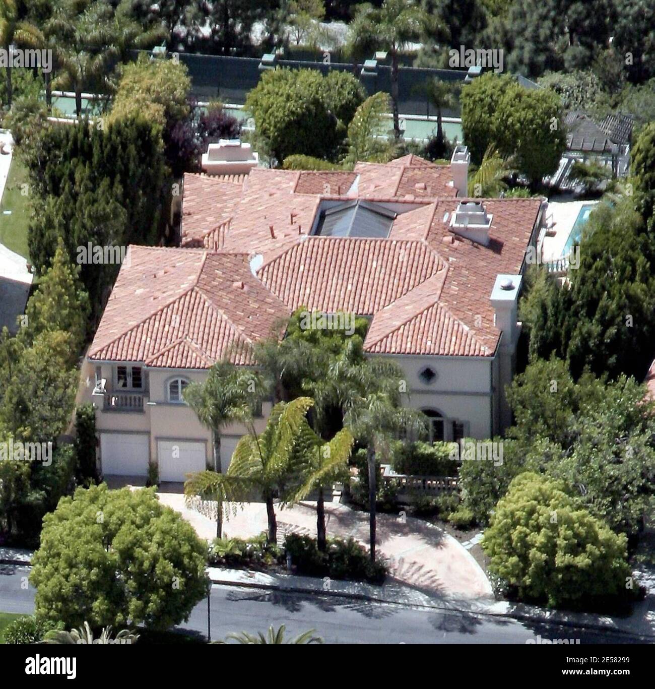 Exclusive!! Avril Lavigne and Deryck Whibley are selling their five ...