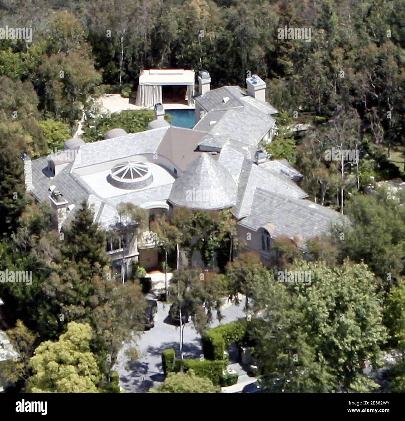 Exclusive!! Robbie Williams' Beverly Hills home in Ca. The mansion has ...