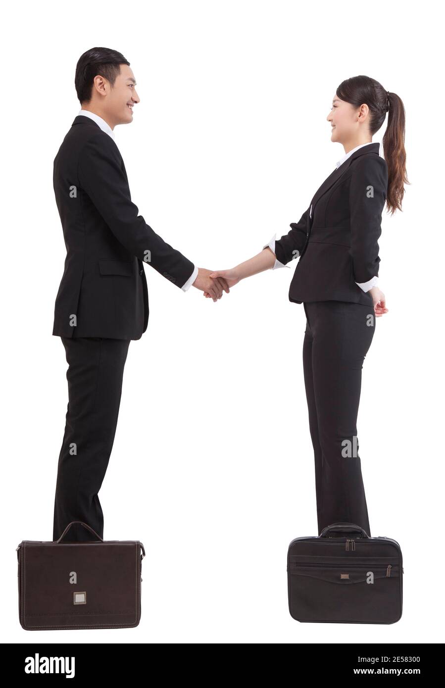 Females shaking hands hi-res stock photography and images - Alamy