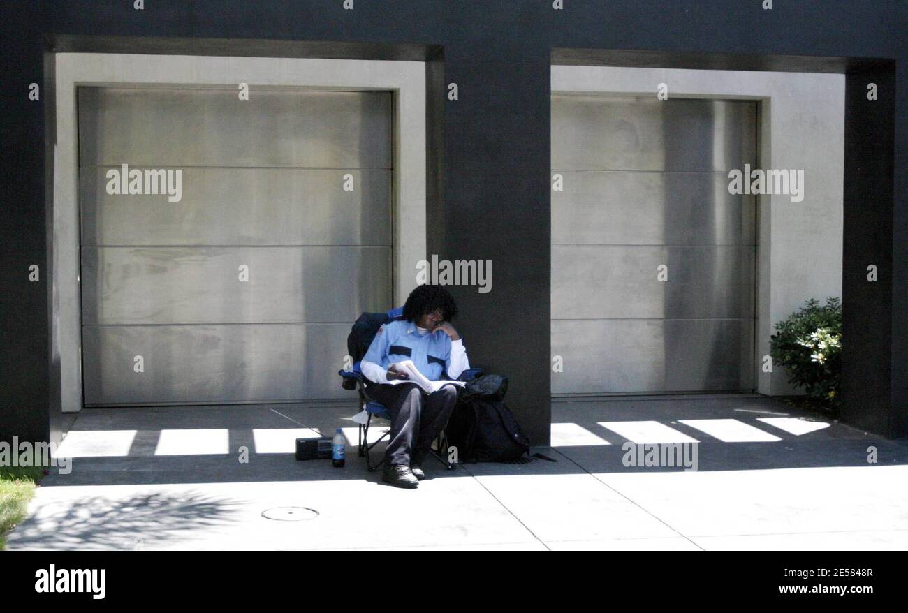 Exclusive!! Keanu Reeves now has a full-time security guard posted ...