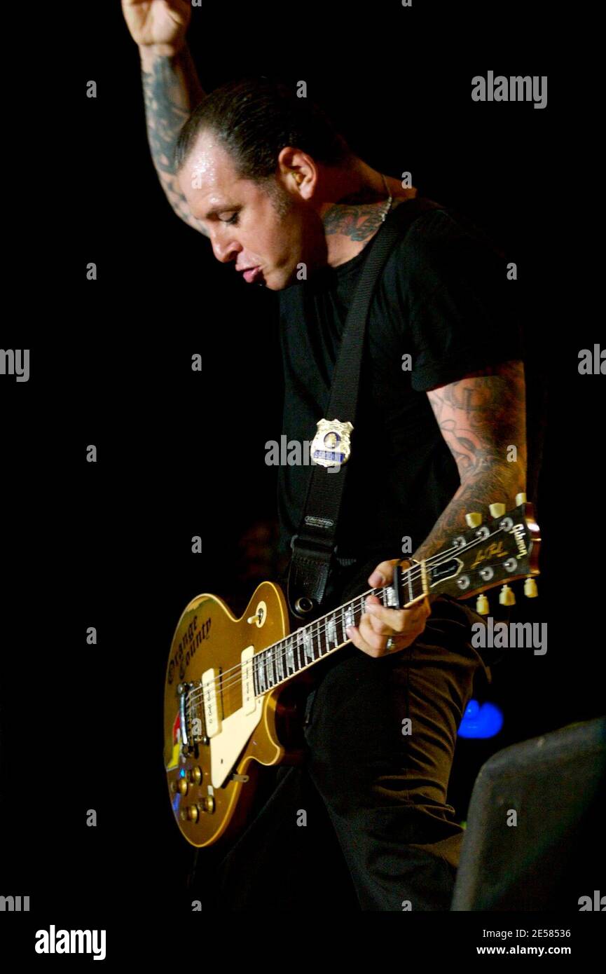 Social distortion band hi-res stock photography and images - Alamy