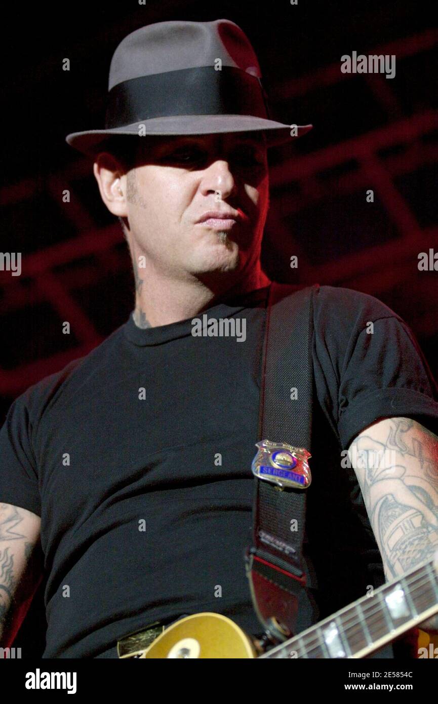 Social distortion band hi-res stock photography and images - Alamy