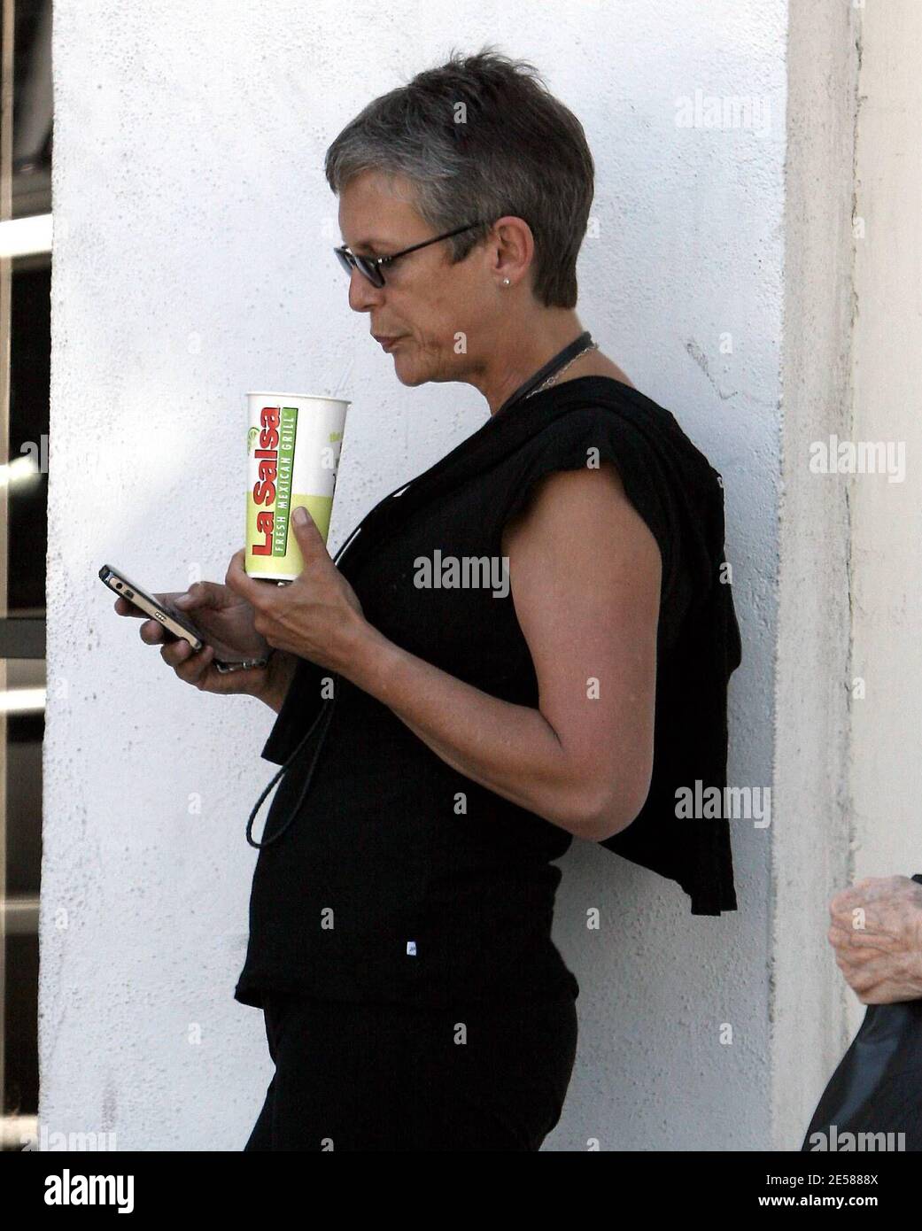 Exclusive!! Jamie Lee Curtis has a curbside lunch in Beverly HIlls ...