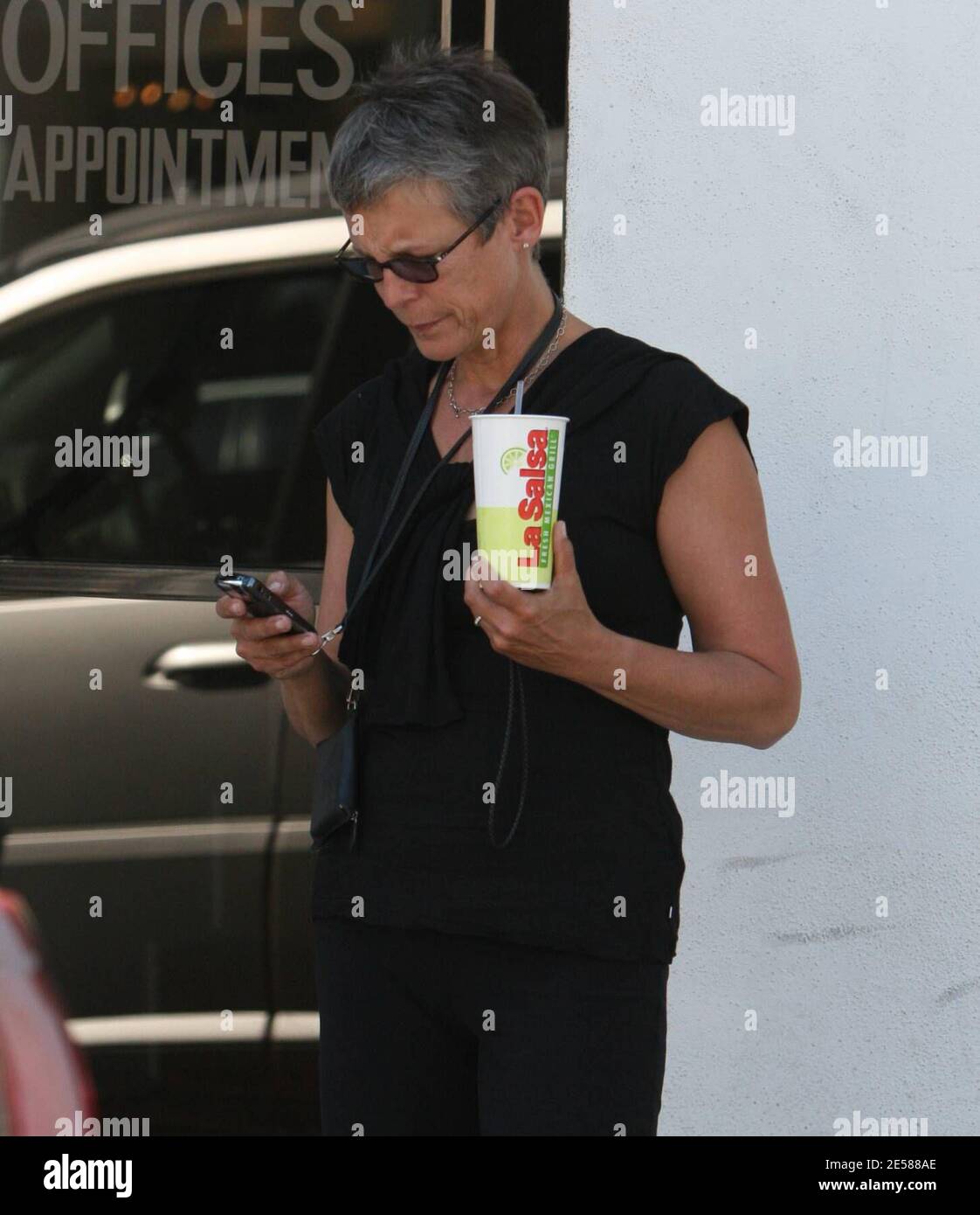 Exclusive!! Jamie Lee Curtis has a curbside lunch in Beverly HIlls ...