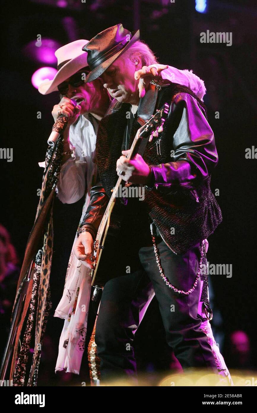 Steve tyler aerosmith hi-res stock photography and images - Alamy