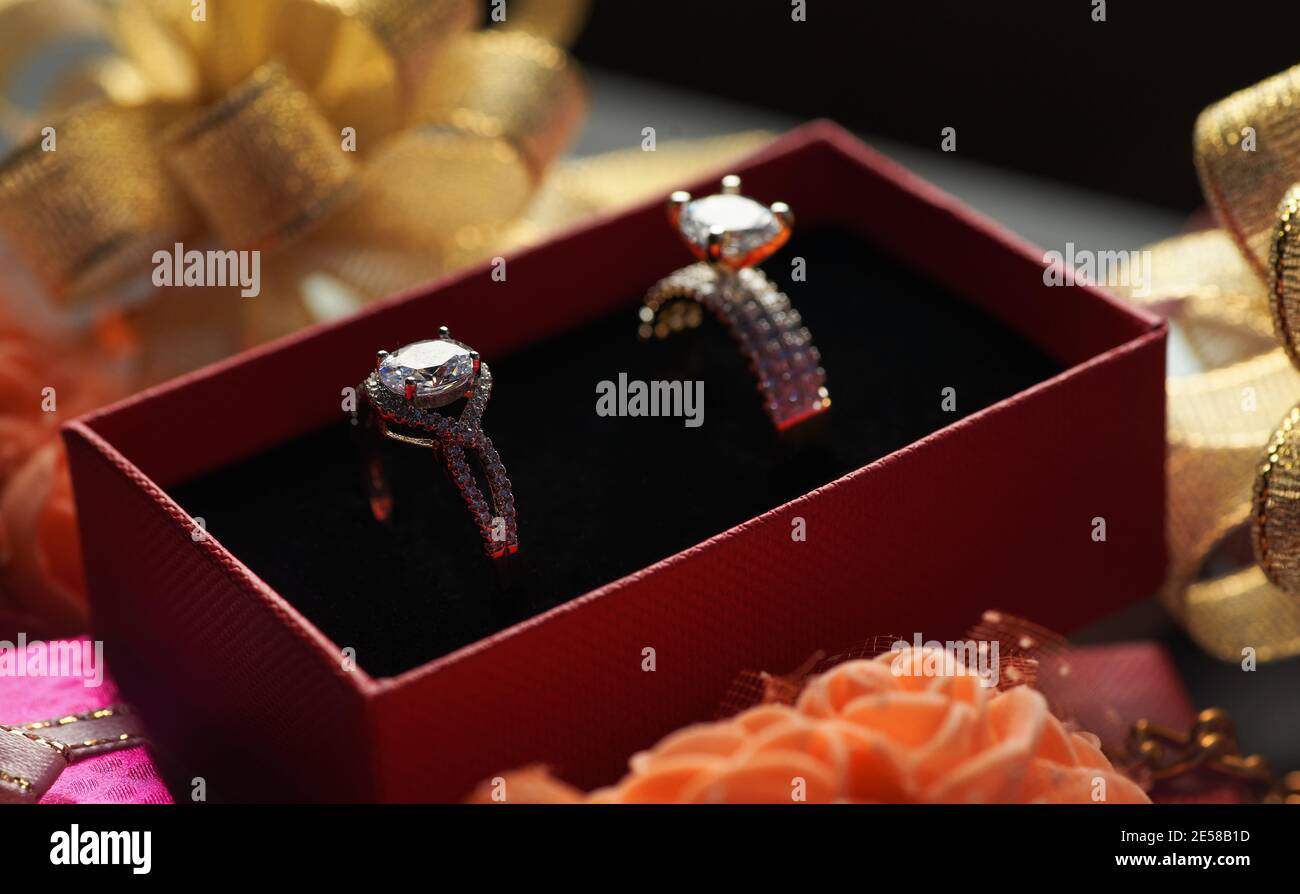 Diamond rings hi-res stock photography and images - Alamy