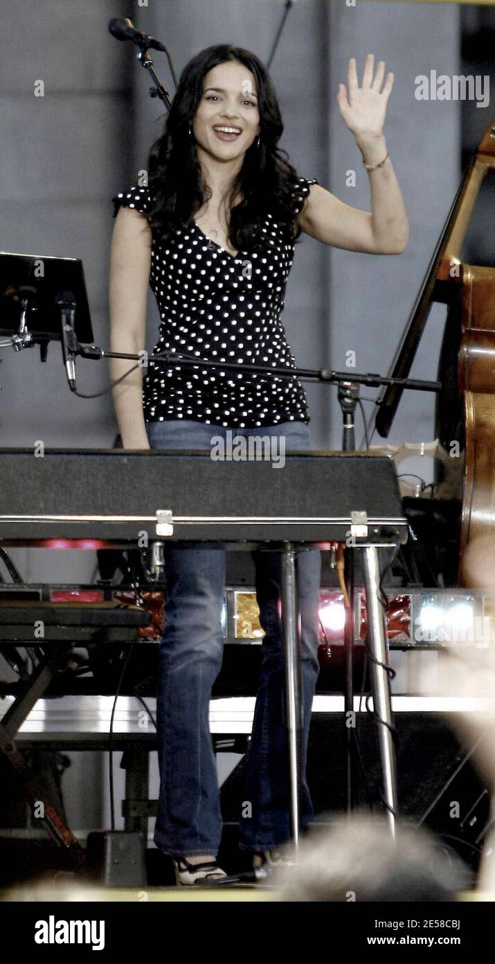 Norah jones piano hi-res stock photography and images - Alamy