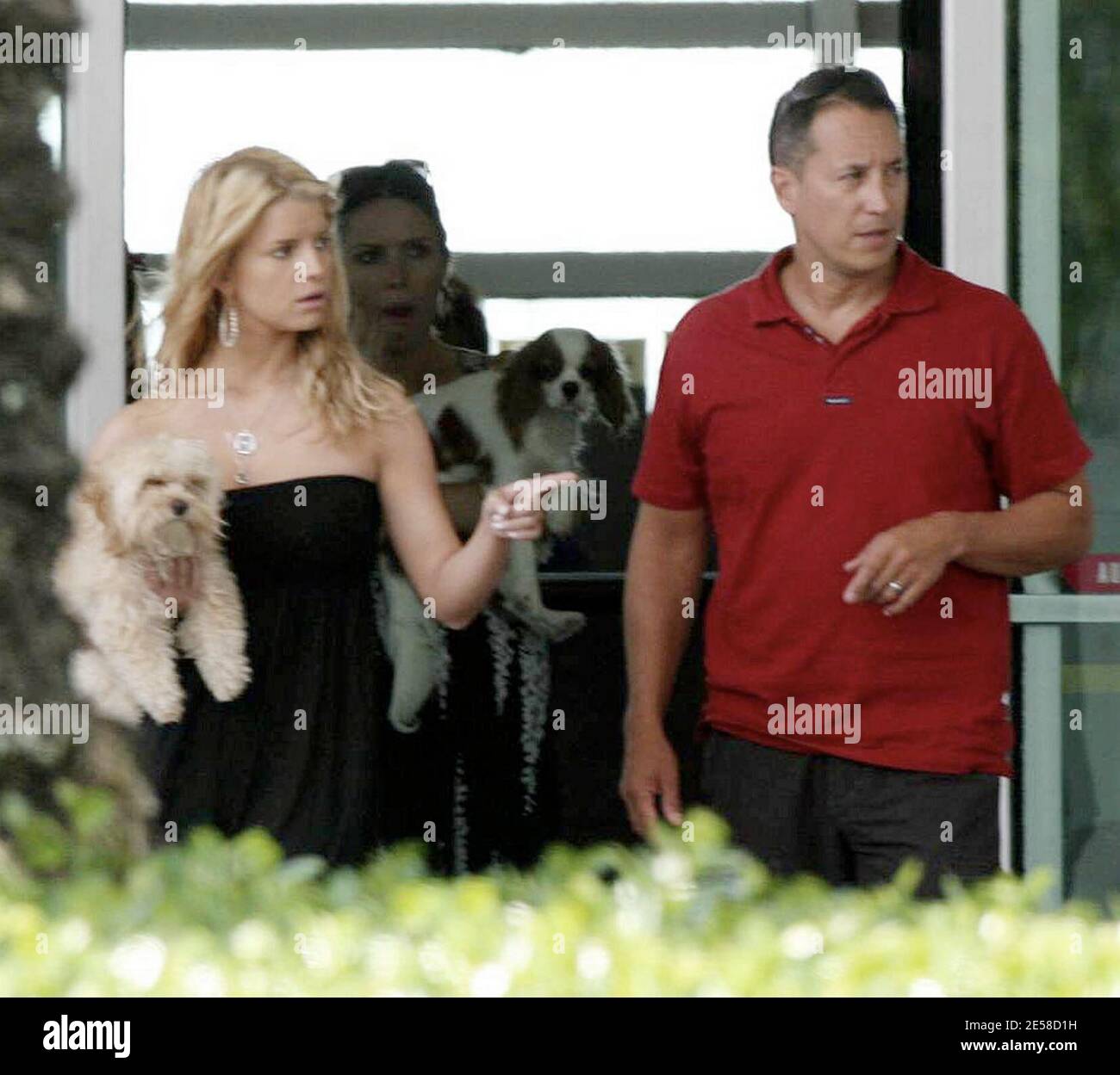 Exclusive!! Jessica Simpson, her entourage and her father, Joe, arrive ...