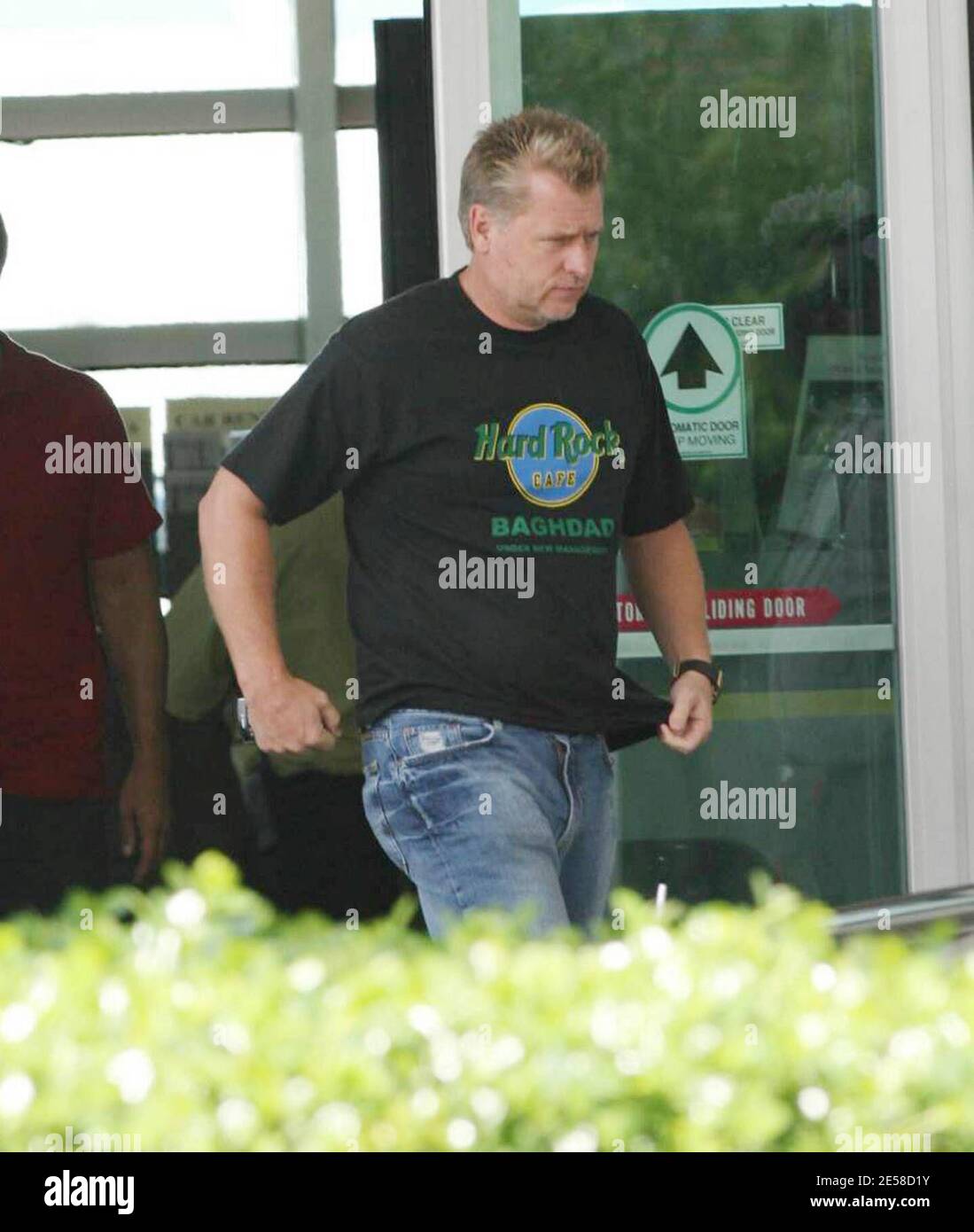 Exclusive!! Jessica Simpson, her entourage and her father, Joe, arrive ...