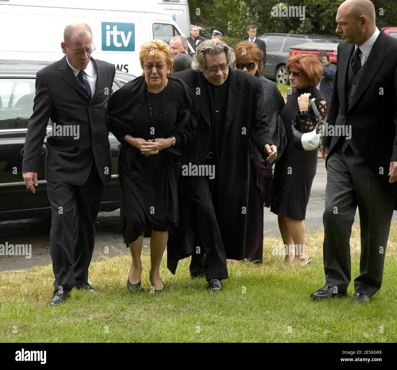 Eastenders stars barbara windsor and mike reid hi-res stock photography ...