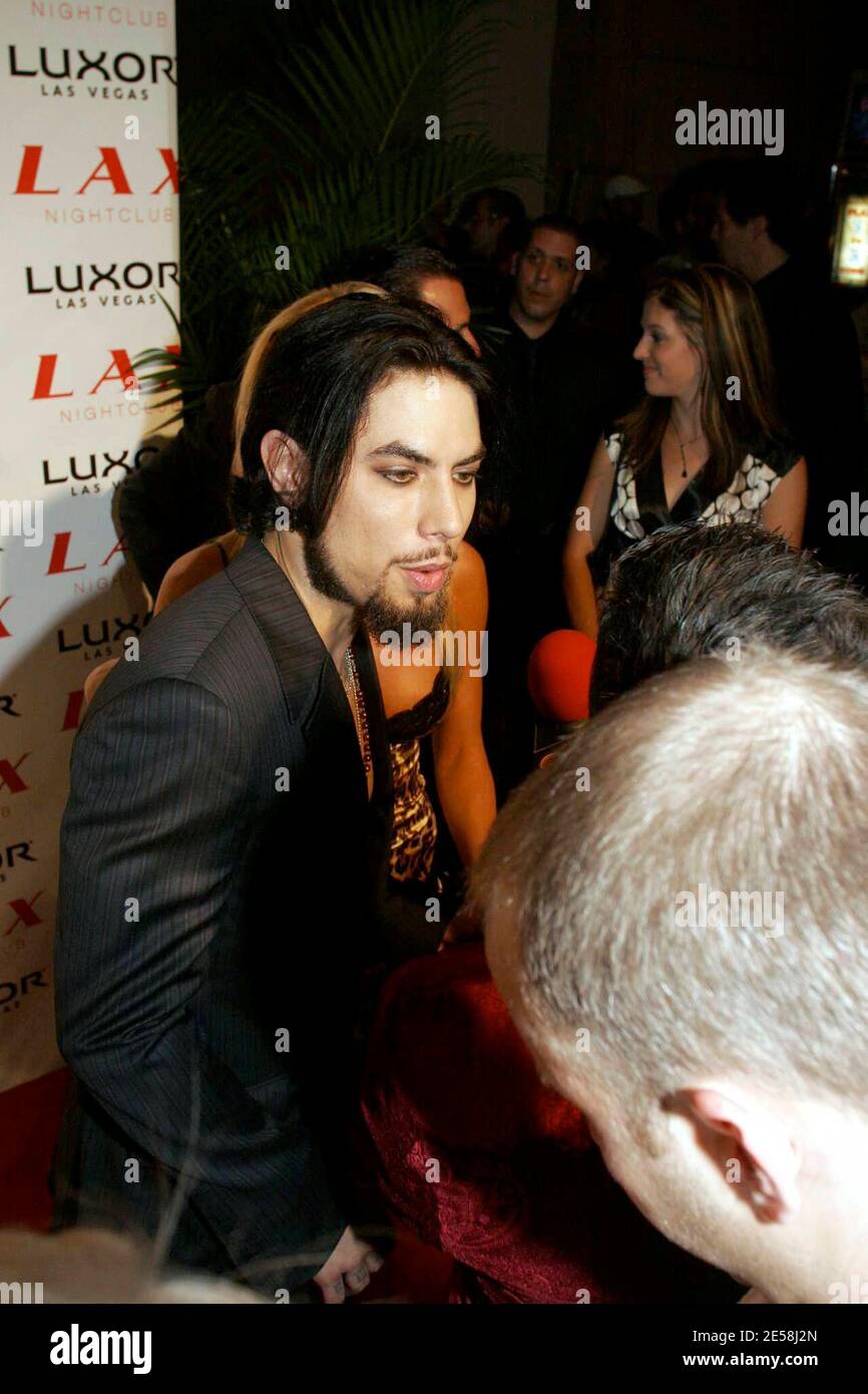 Jane's Addiction Guitarist Dave Navarro and model Nicole Bennett greet ...