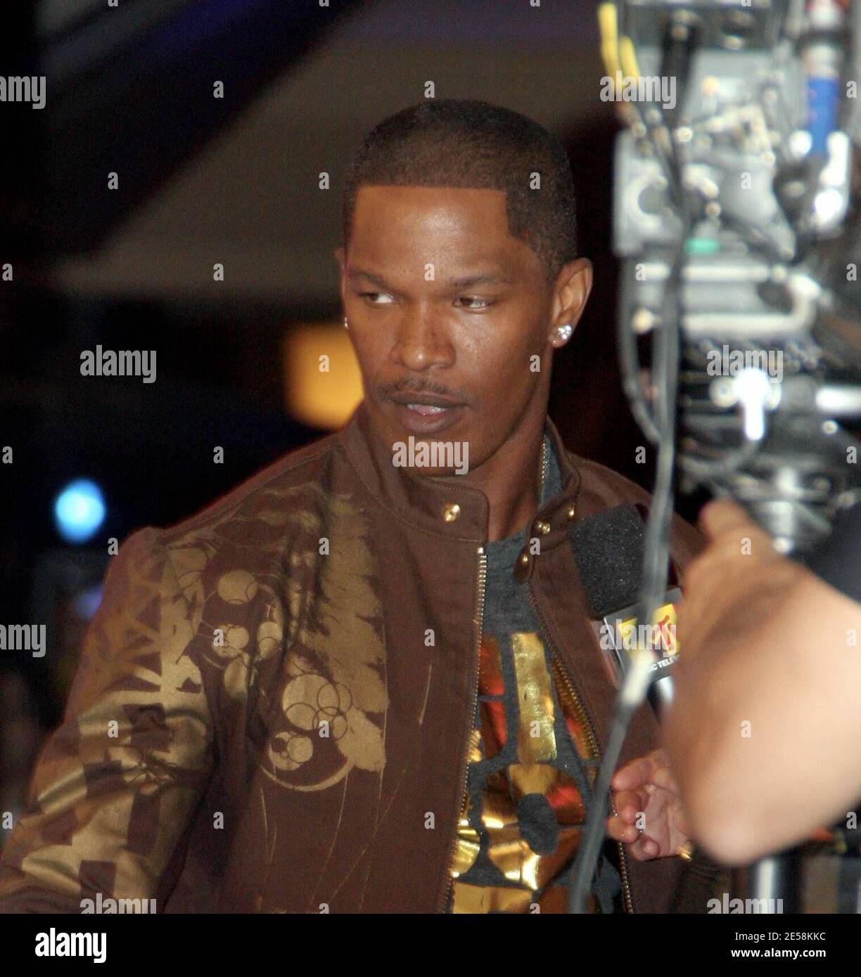 Jennifer Garner and Jamie Fox get interviewed by MTV at the VMA's. The ...