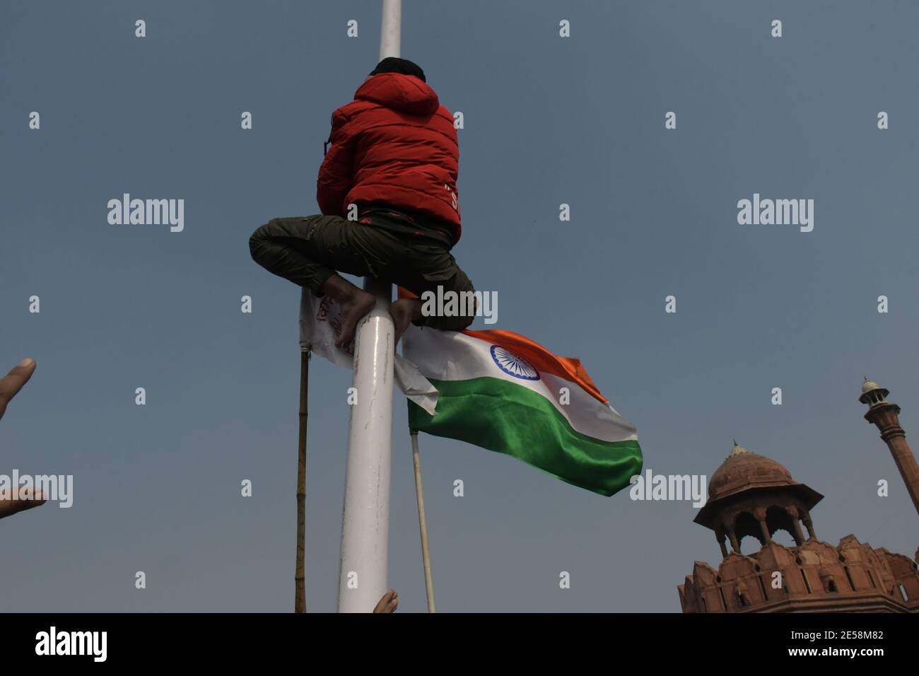 New Delhi, India. 26th Jan, 2021. Farmers trying to install their flag ...