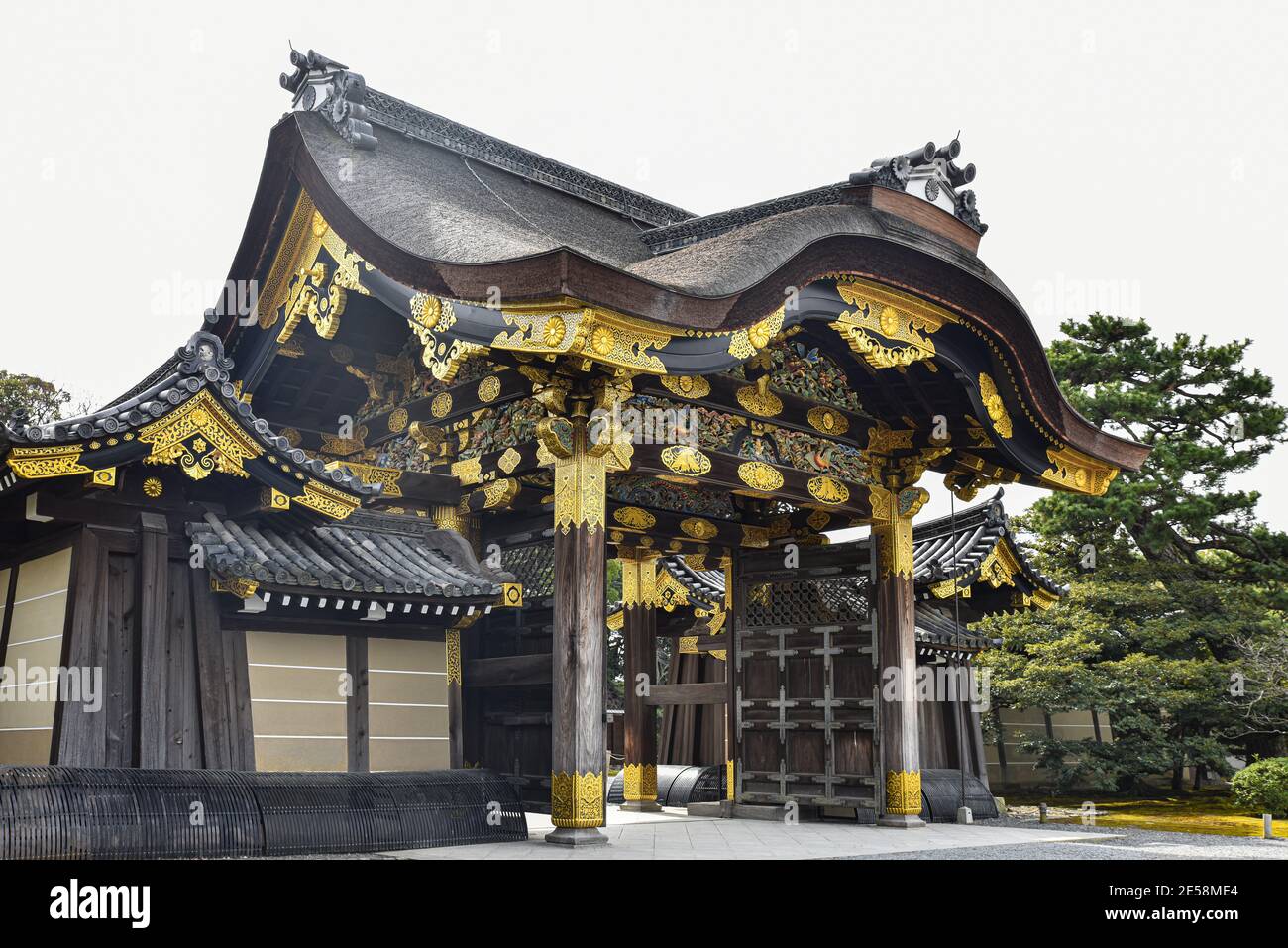 Japanese castle gate mountains hi-res stock photography and images - Alamy