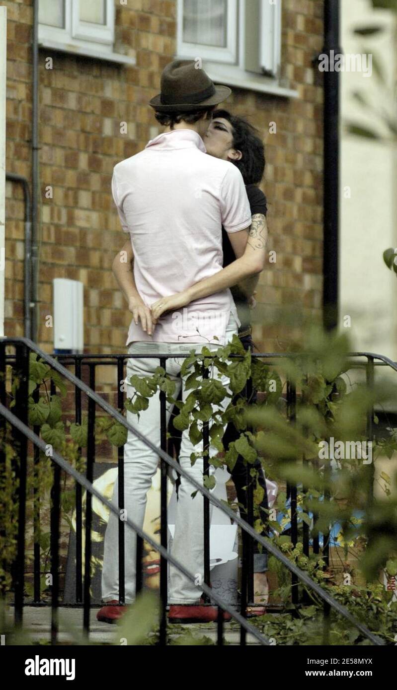 Amy Winehouse and husband Blake embrace on the steps of their North ...