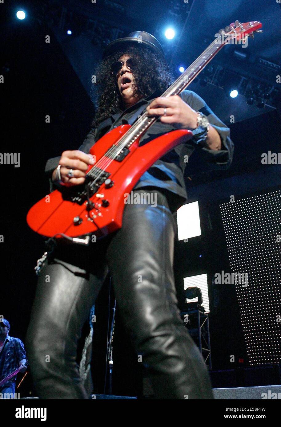 Slash with Velvet Revolver performs in concert at the Sound Advice ...