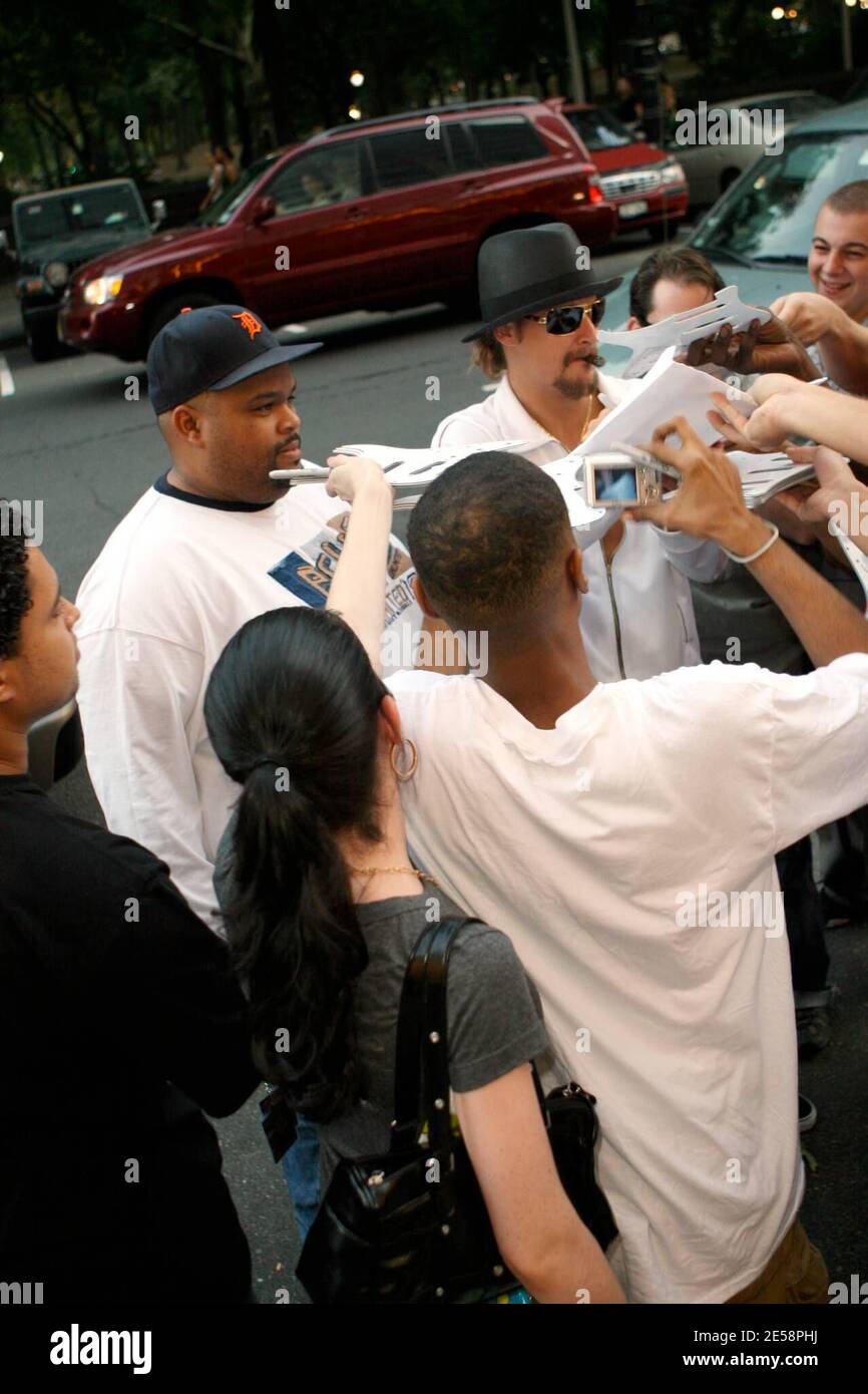 Kid Rock greets and takes photos with fans outside his hotel. New York ...