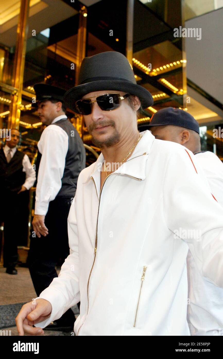 Kid Rock greets and takes photos with fans outside his hotel. New York ...
