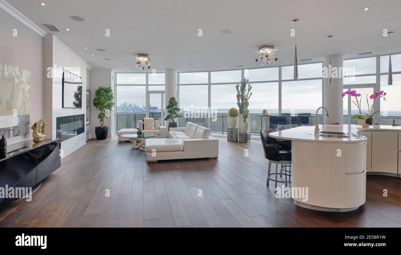 Toronto waterfront luxury condominiums Stock Photo - Alamy