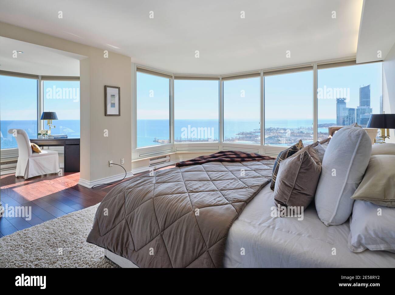 Toronto waterfront luxury condominiums Stock Photo - Alamy