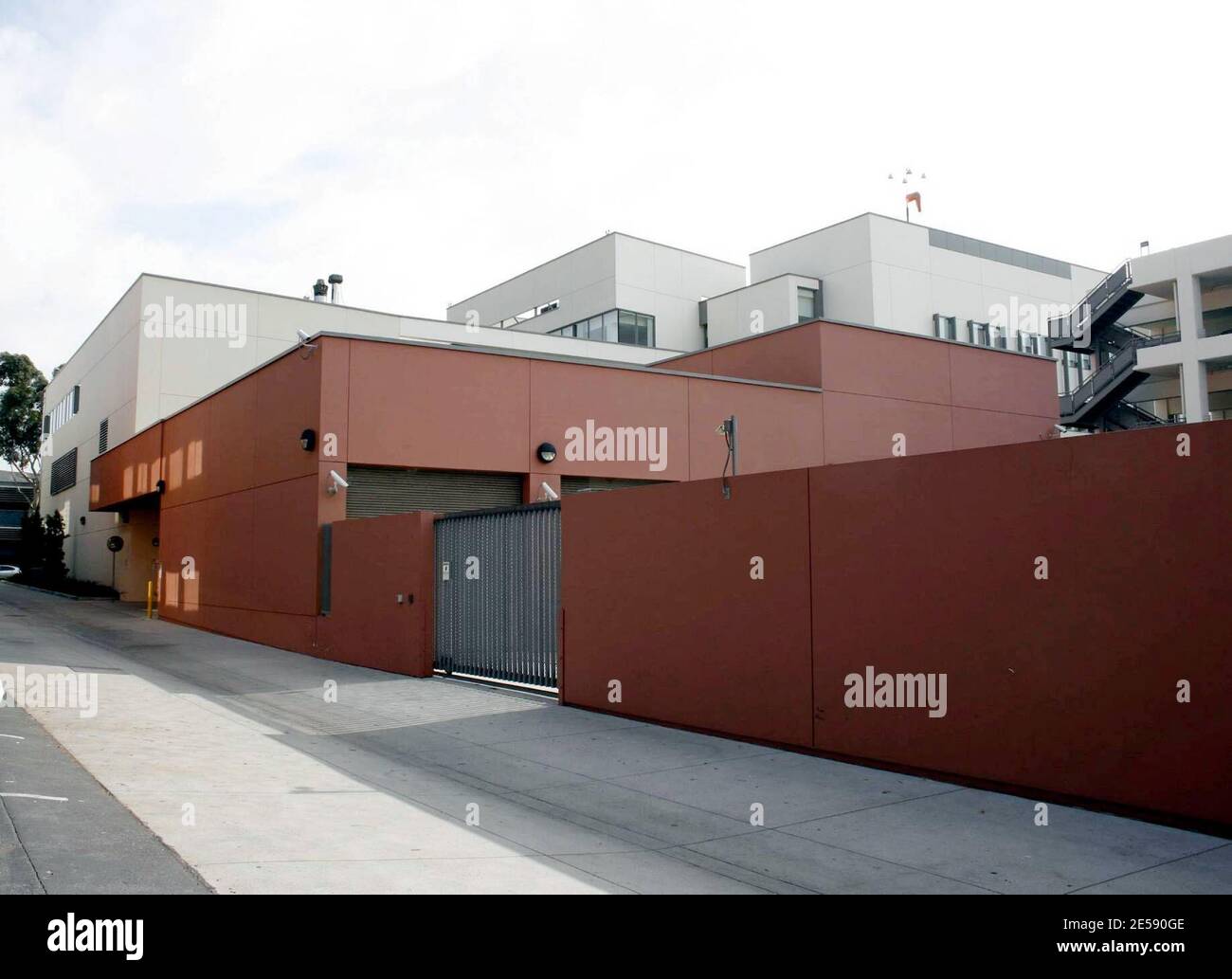 This is the Glendale City Jail where Kiefer Sutherland is currently ...