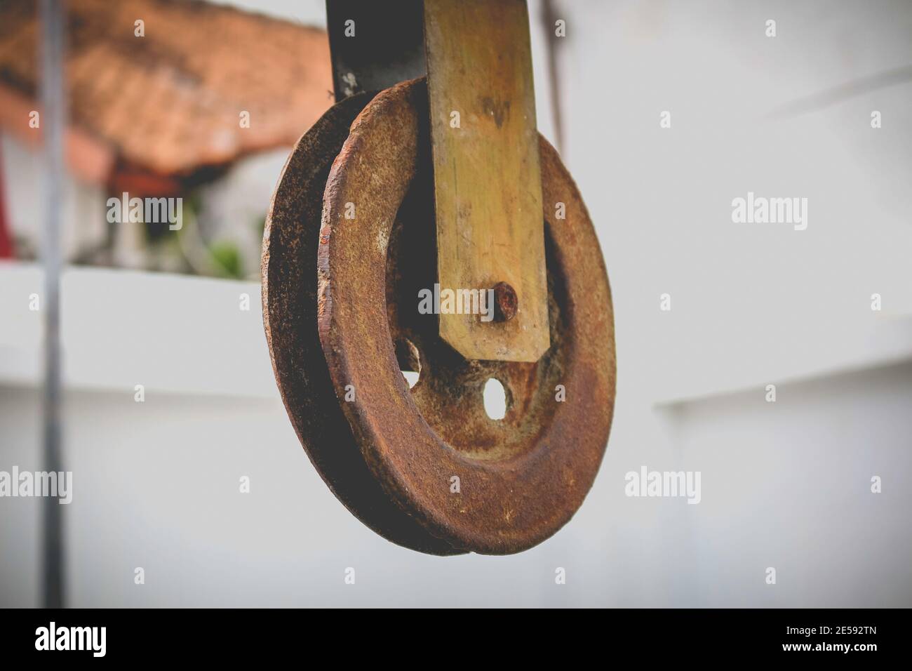 Old village well wheel hi-res stock photography and images - Alamy