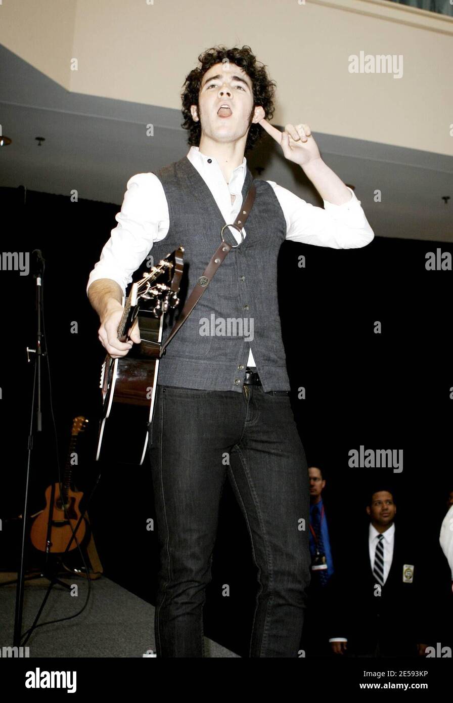 Exclusive!! American pop band The Jonas Brothers perform a free concert ...