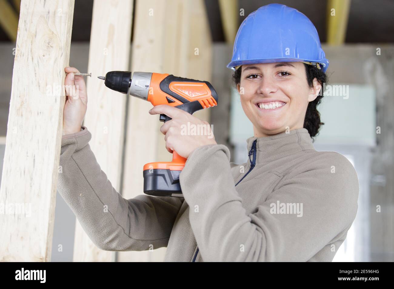 Tradesman using screwdriver hi-res stock photography and images - Alamy
