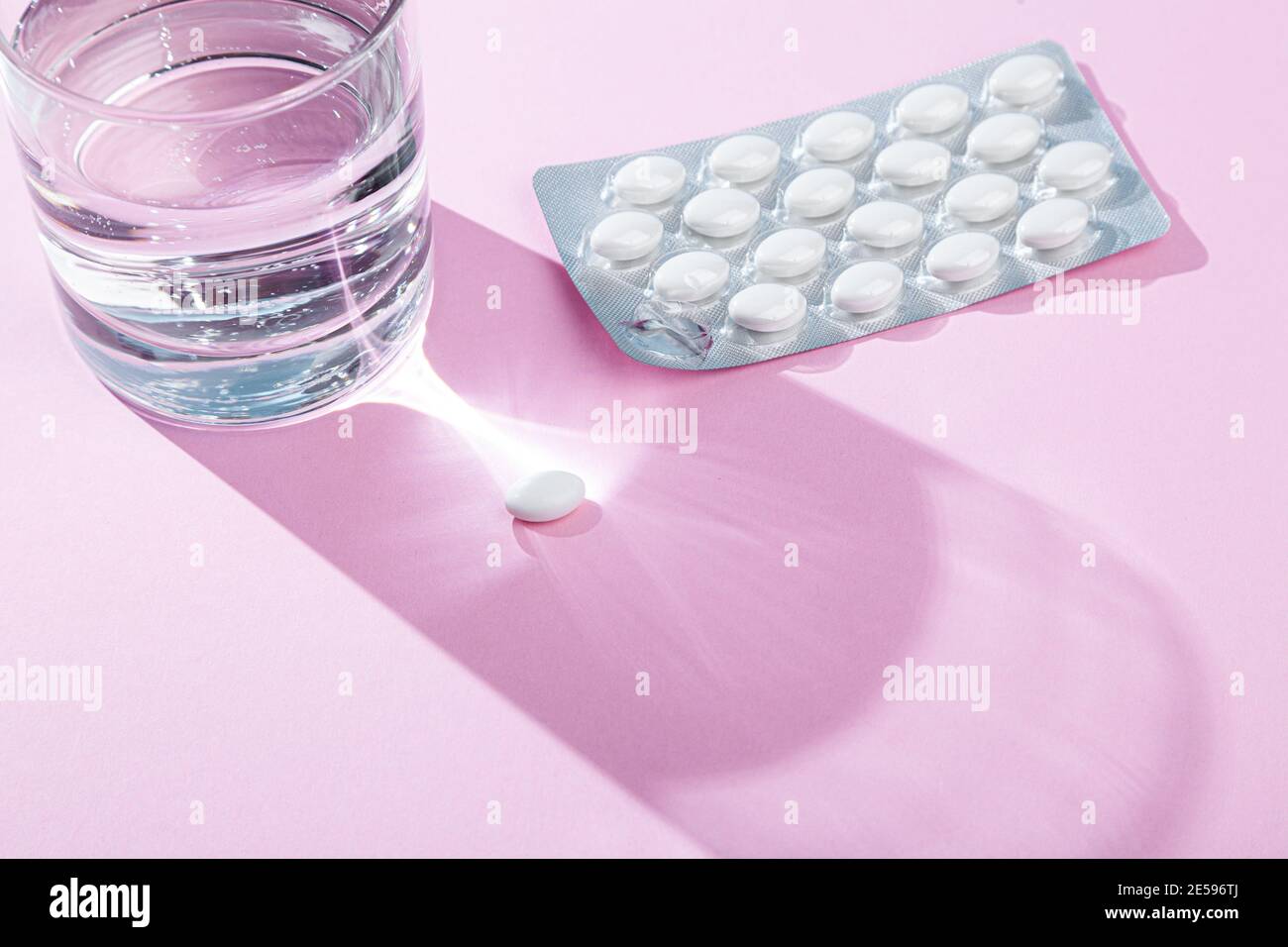 Pink tablets glass water hi-res stock photography and images - Alamy