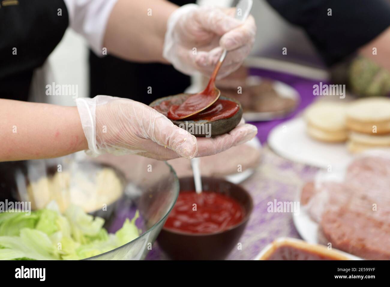 Chef cooking a hamburger in the restaurant Stock Photo - Alamy
