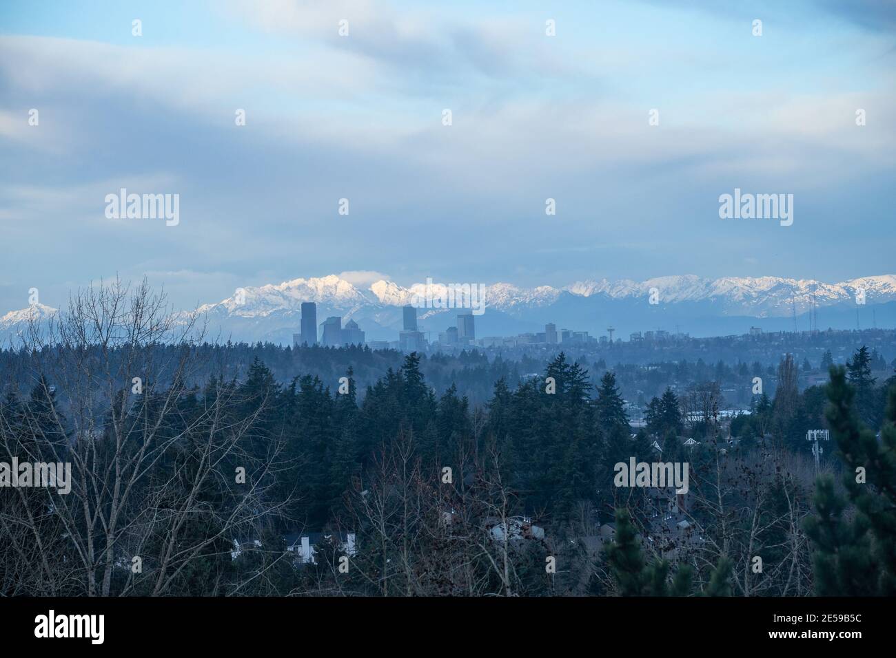 Seattle skyline mountain hi-res stock photography and images - Alamy