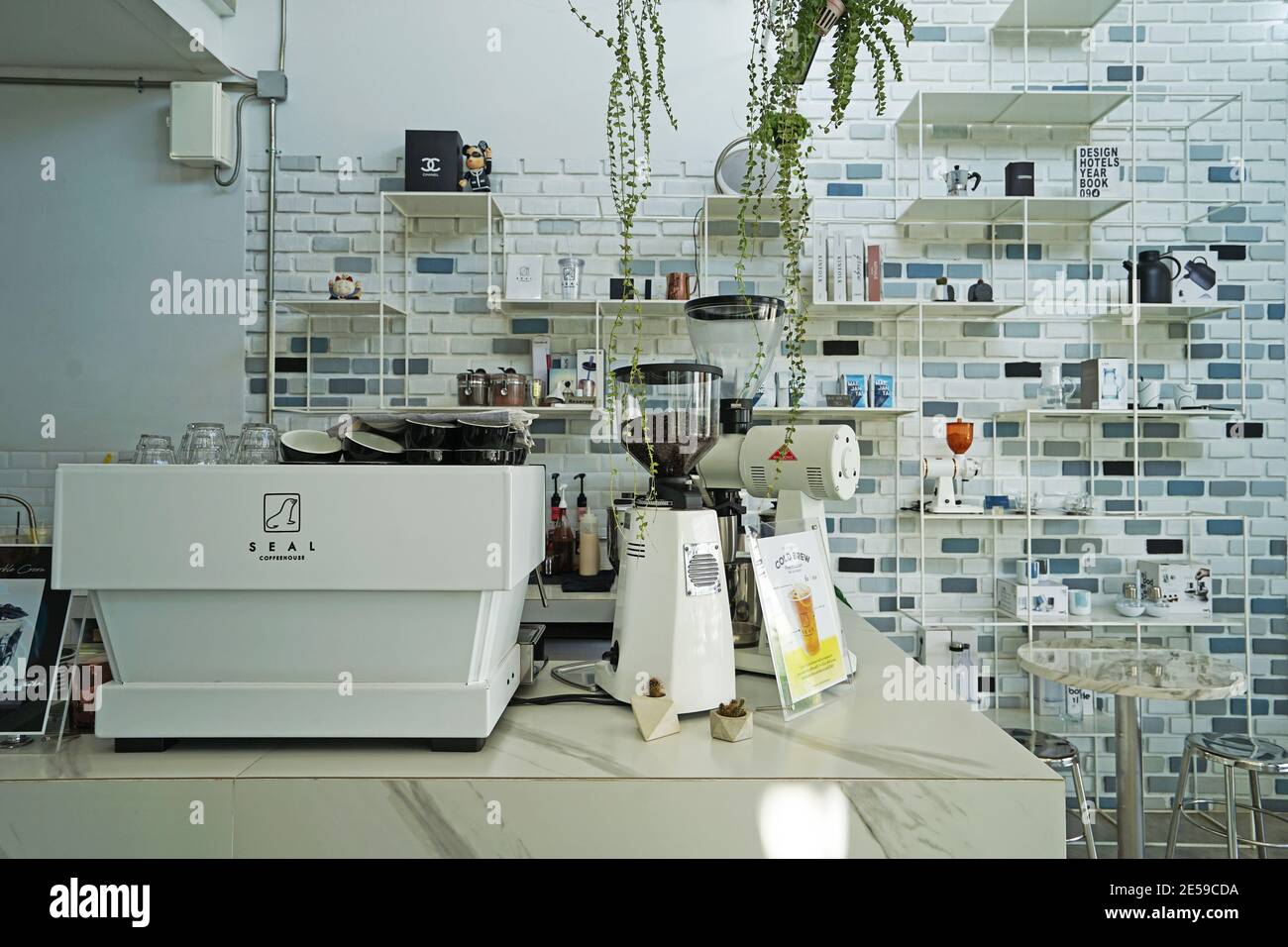 Minimal bar interior hi-res stock photography and images - Alamy