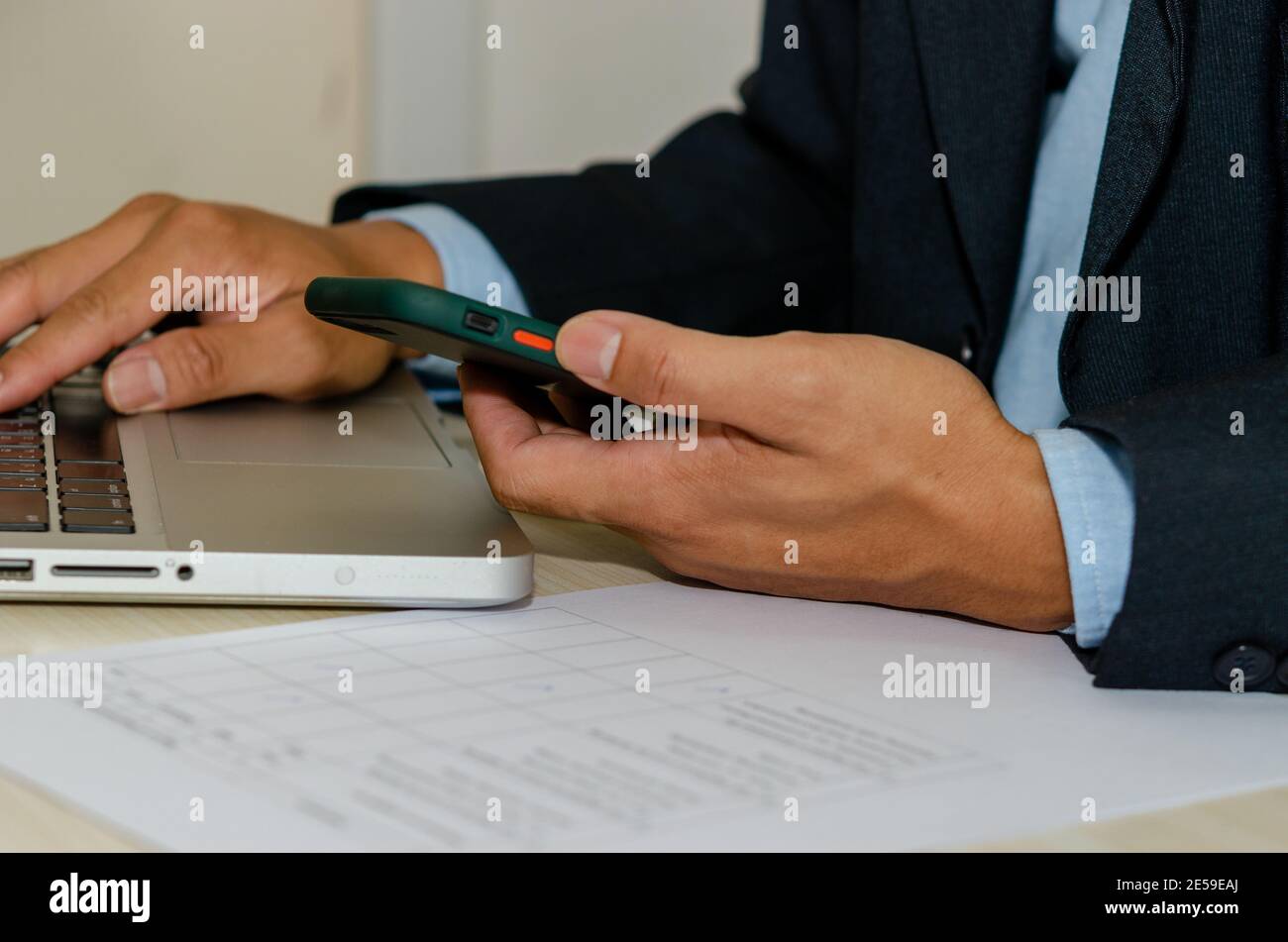 Hold a cell phone and look at the computer and business satisfaction ...