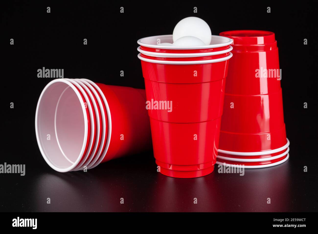 Red booze cups hi-res stock photography and images - Alamy