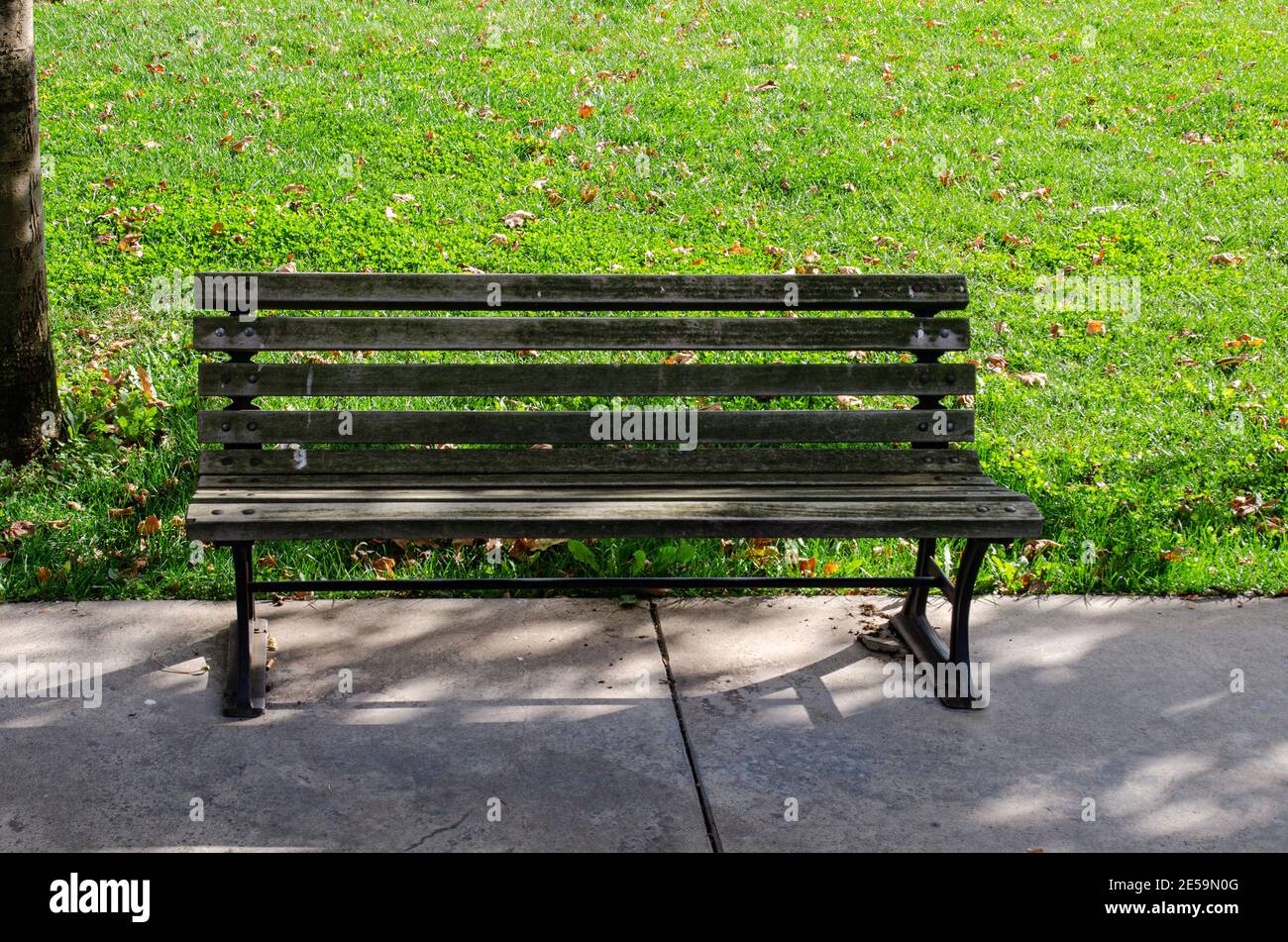 park bench alone in the public park Stock Photo - Alamy