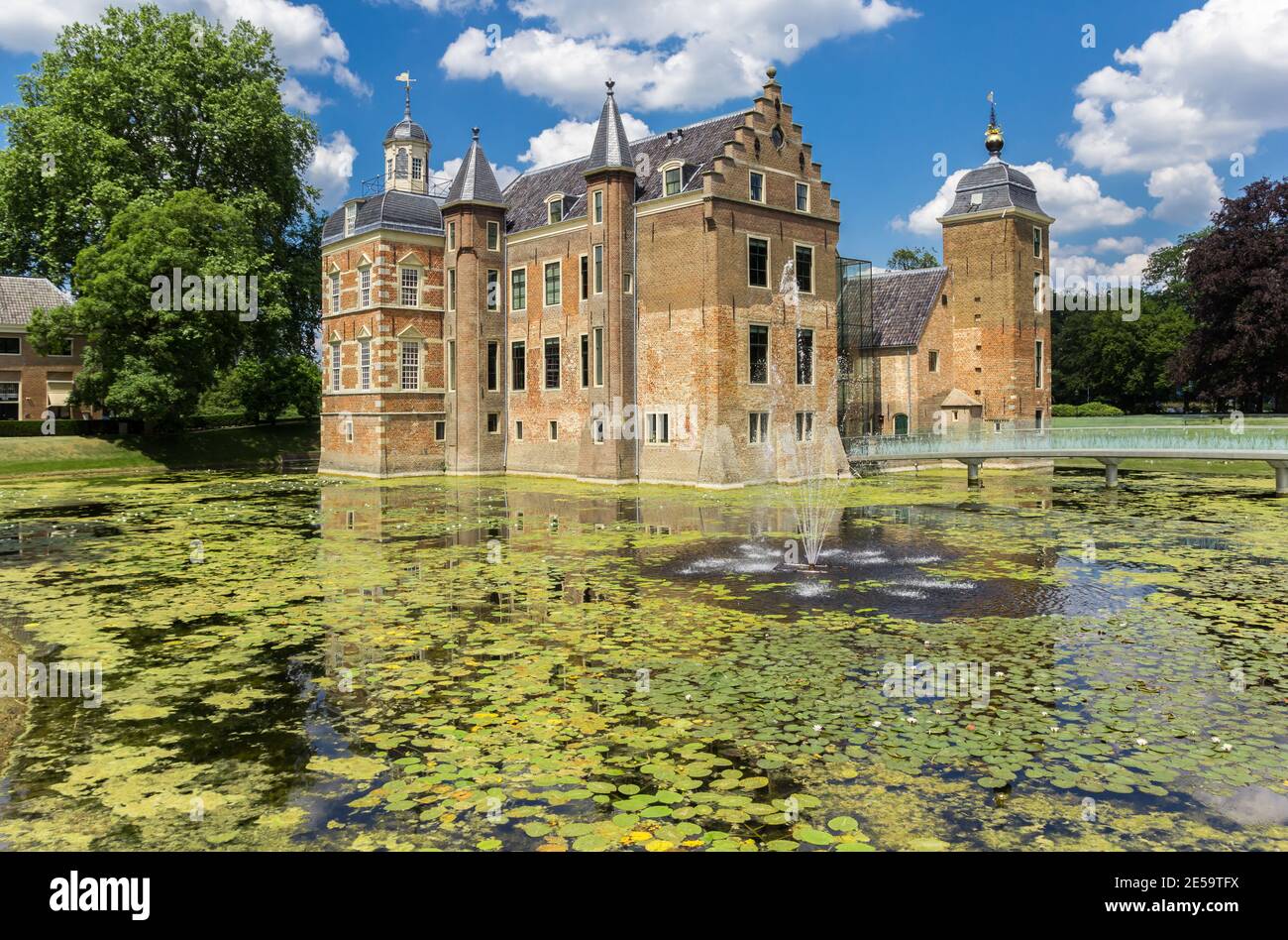 Historic Ruurlo castle surrounded by water in The Netherlands Stock ...