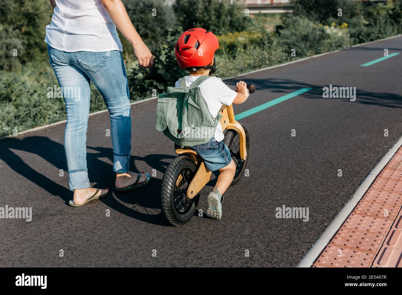 Child back view street hi-res stock photography and images - Alamy