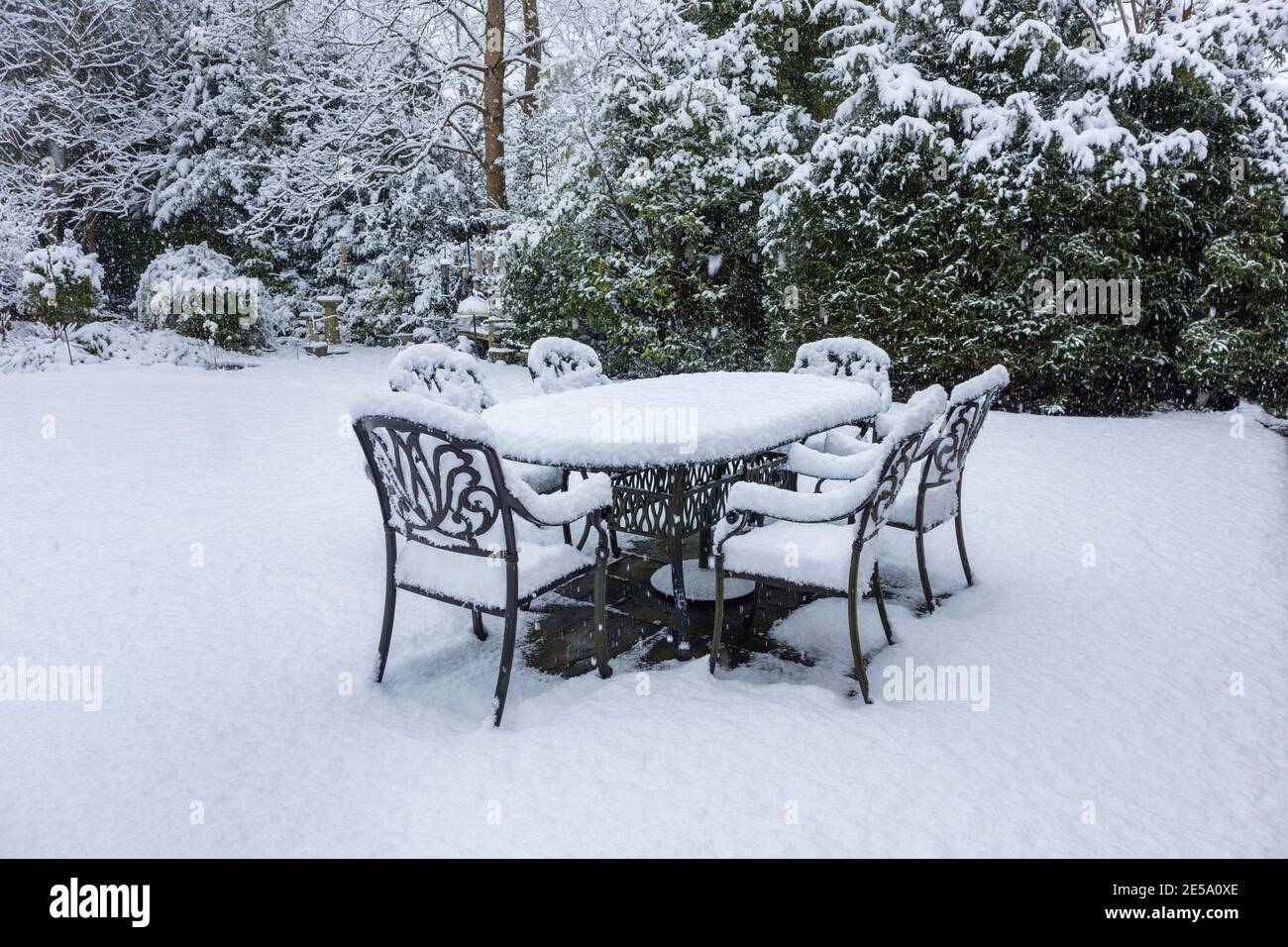 Snow covered outdoor seating hi-res stock photography and images - Alamy