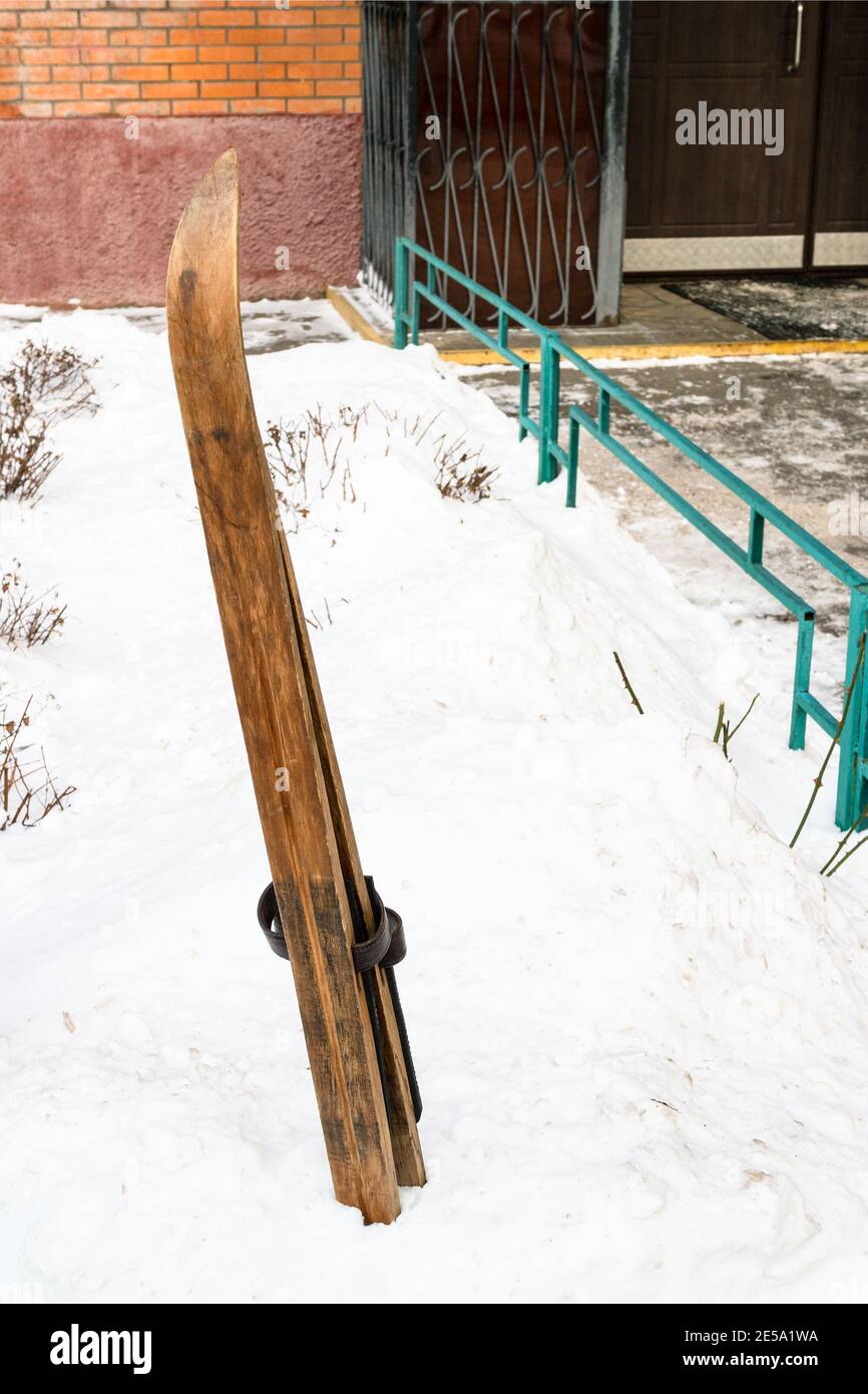 Skis stuck in the snow hi-res stock photography and images - Alamy