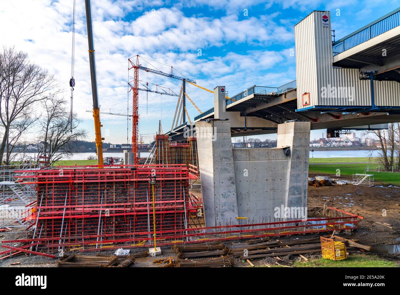 New construction of the Neuenkamp motorway bridge on the A40, over the ...