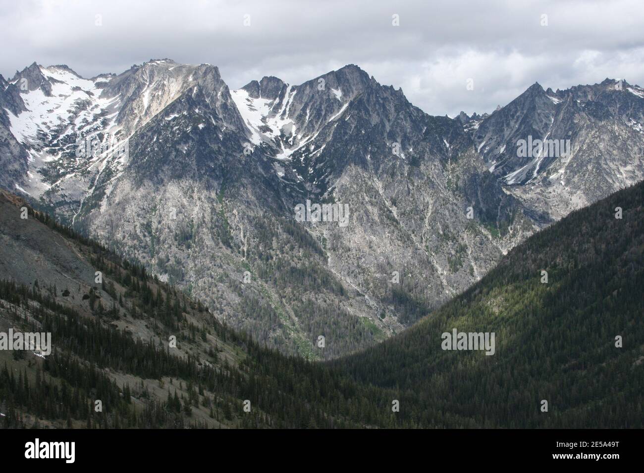 Beautiful scenery of the famous Snoqualmie mountains near Seattle ...