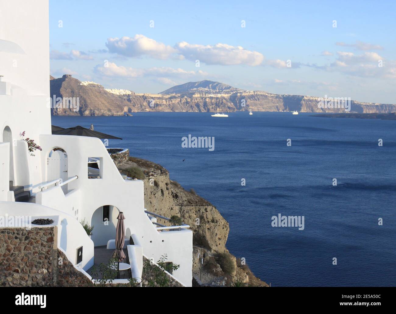 White buldings hi-res stock photography and images - Alamy