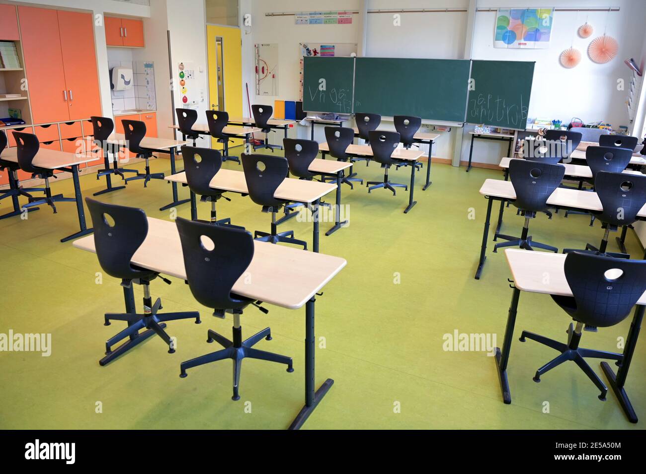 Five empty benches hi-res stock photography and images - Alamy