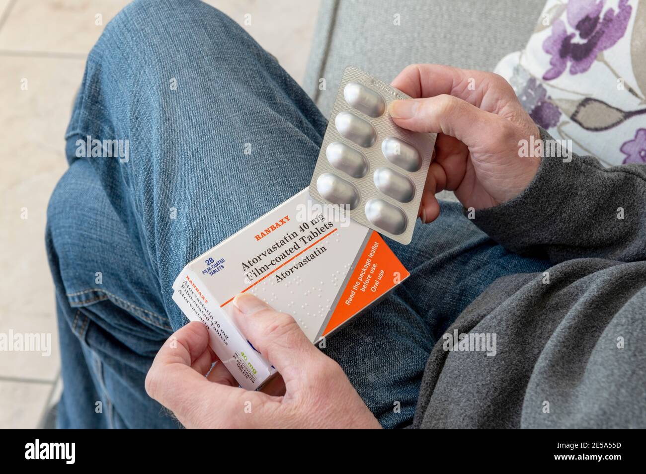 Holding statin hi-res stock photography and images - Alamy