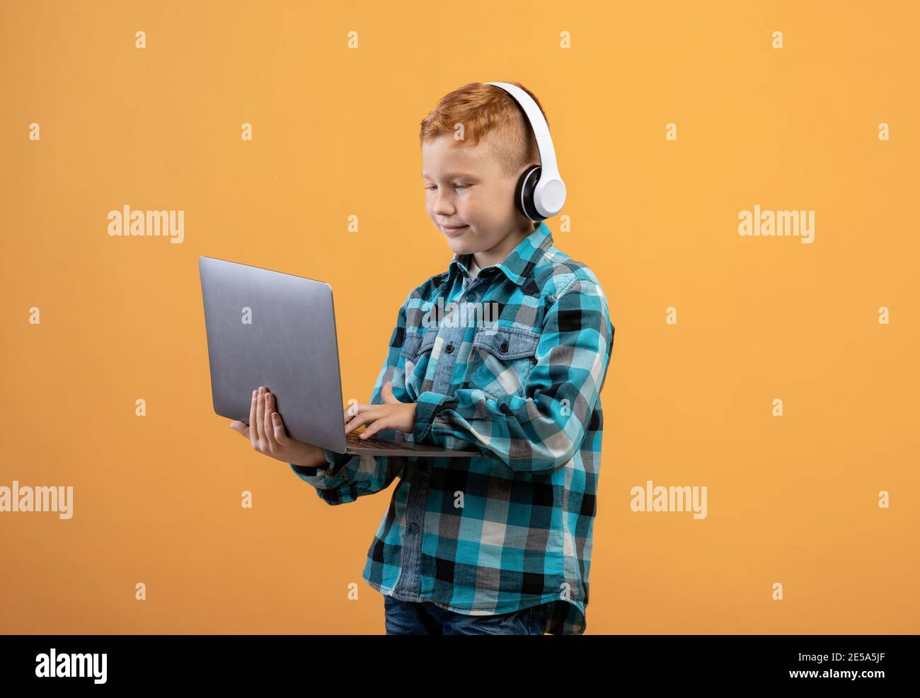 Boy with headset hi-res stock photography and images - Alamy