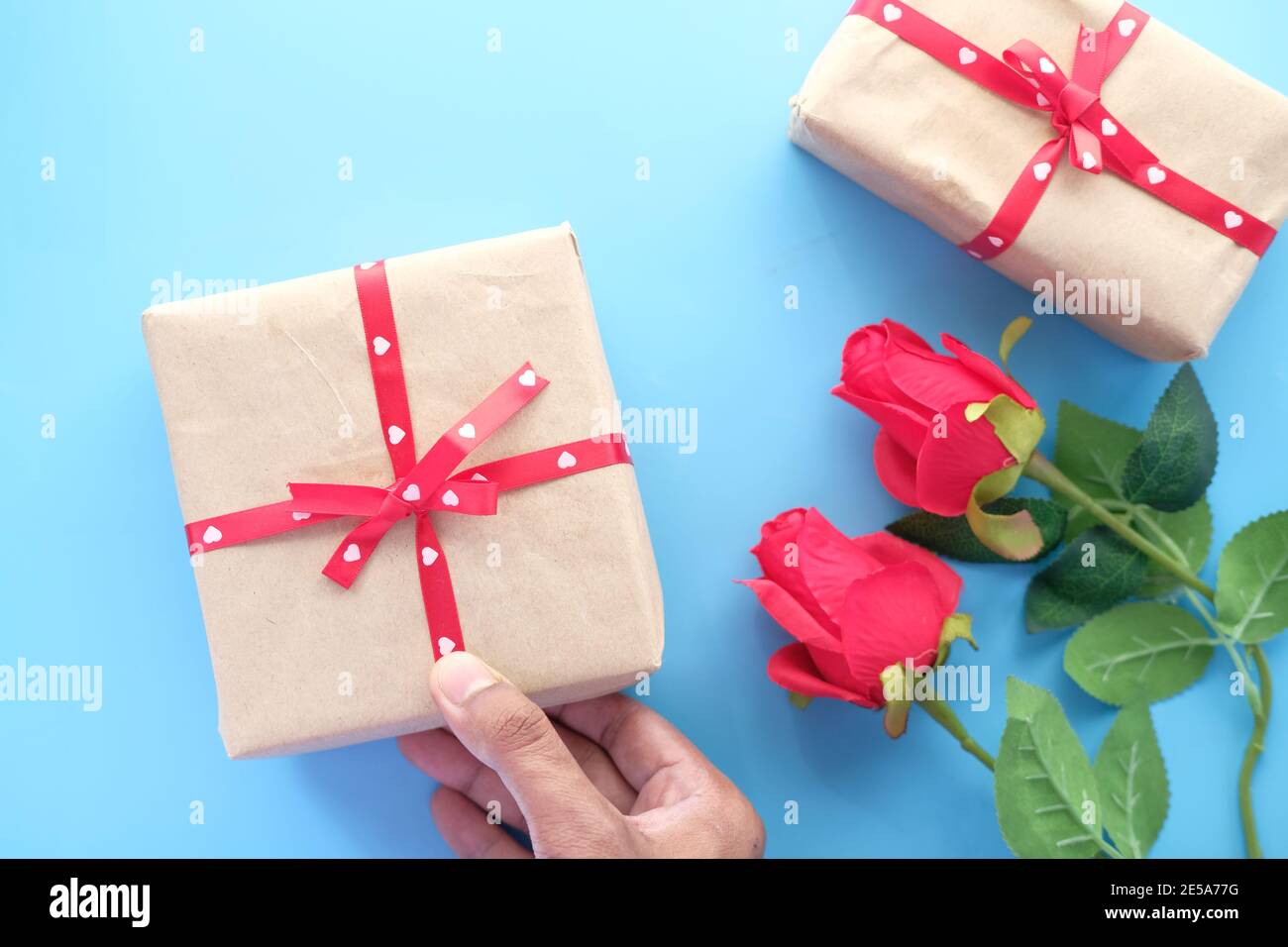 top view of man's hand holding a gift box on table Stock Photo - Alamy