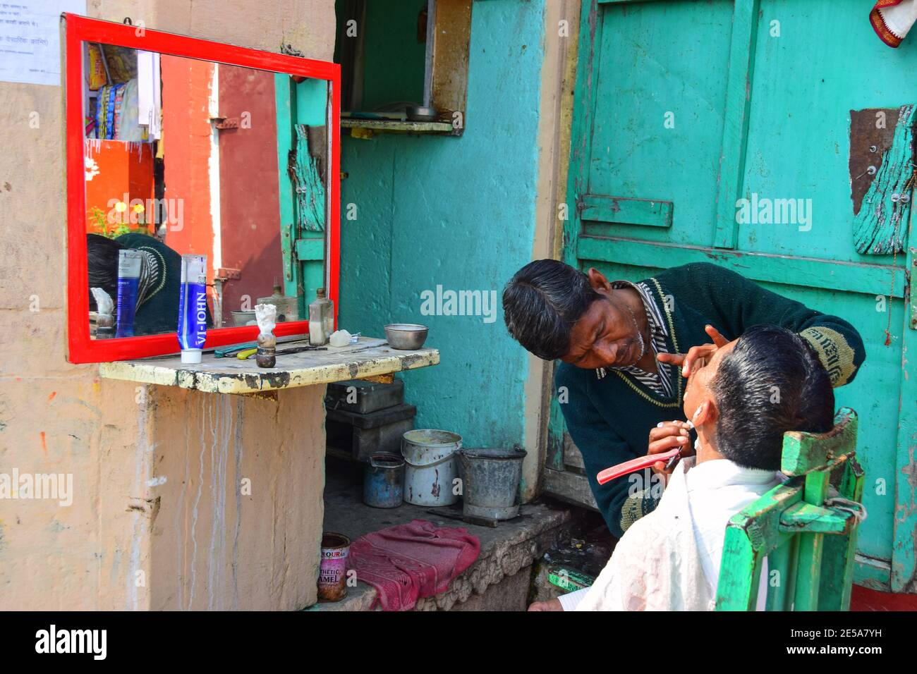 Haircut indian hi-res stock photography and images - Alamy