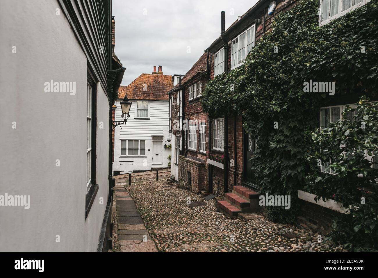 View of Oak Corner / Mermaid Street through Traders Passage in Rye ...