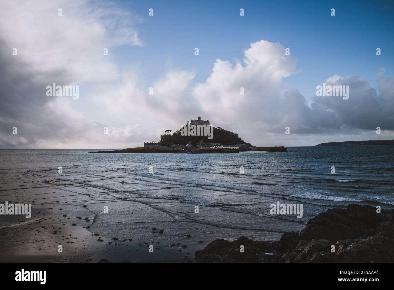 Marazion beach looking towards St Michael's Mount Stock Photo - Alamy